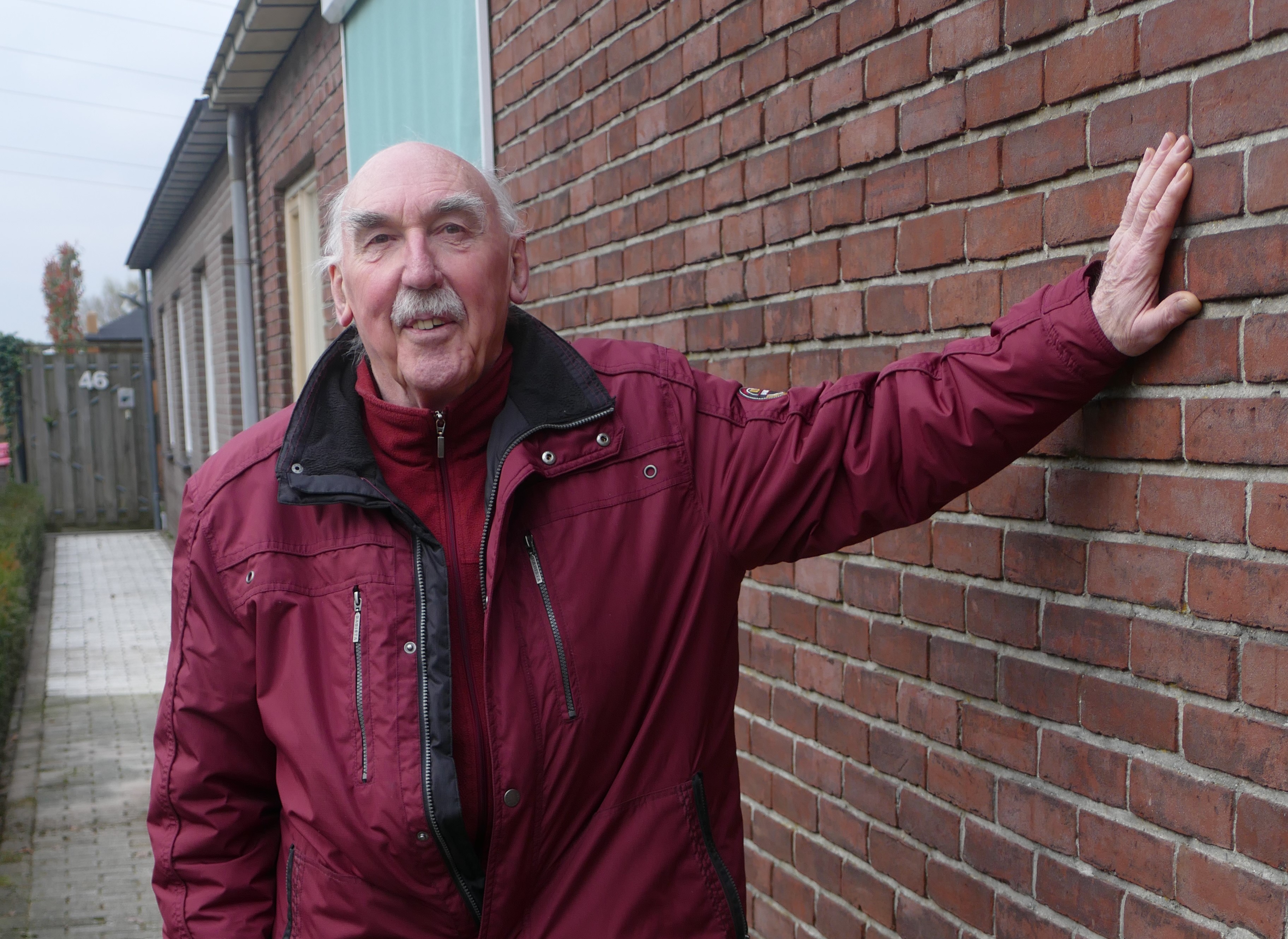 Evert-Jacobs-verheugt-zich-op-onthulling-infoborden-schietbaan-Hierden